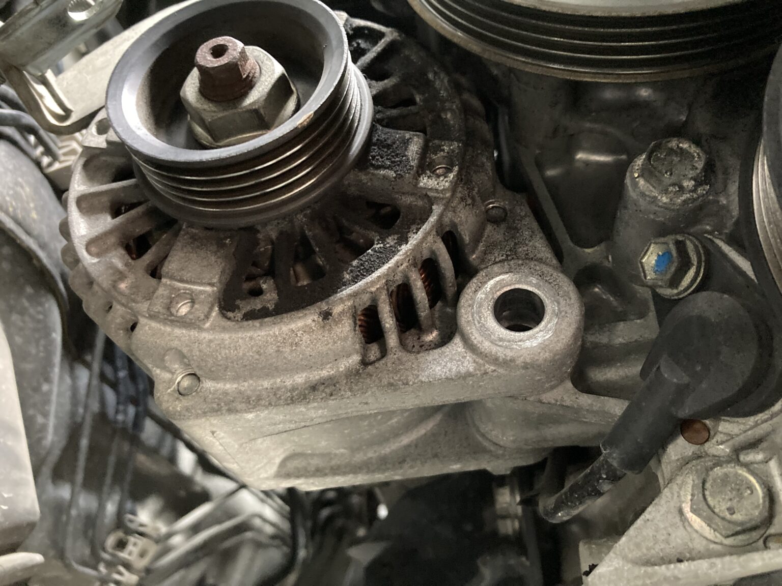 ダイハツ タント【L375S】チャージ警告にてオルタネーター交換 手順と費用をプロが解説 | 僕の整備キロクボ